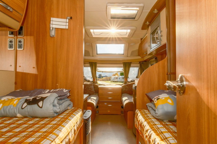 Family Twin Caravan Retreat With Private Toilet - Wanaka