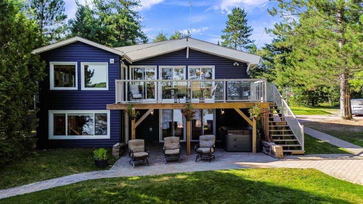 Large Lakefront Retreat W/ Sauna, Hot Tub & Beach! - Sudbury