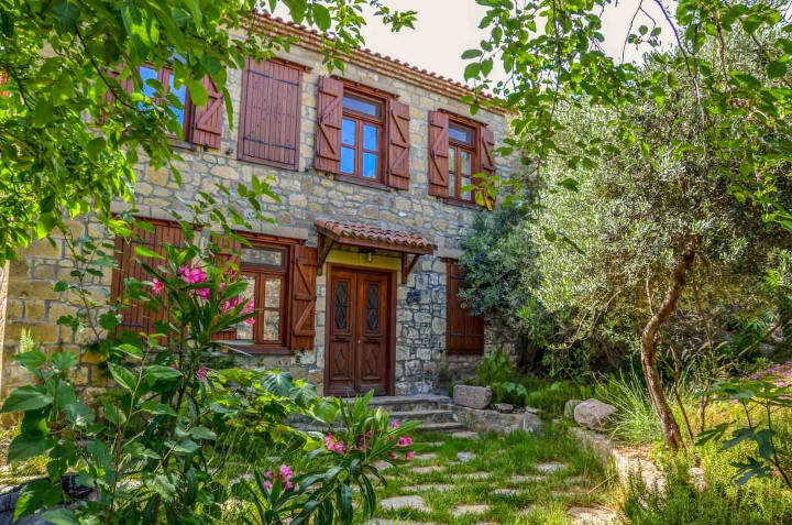 Mavras Taş Odalar
Eflatun Konak - Adatepe