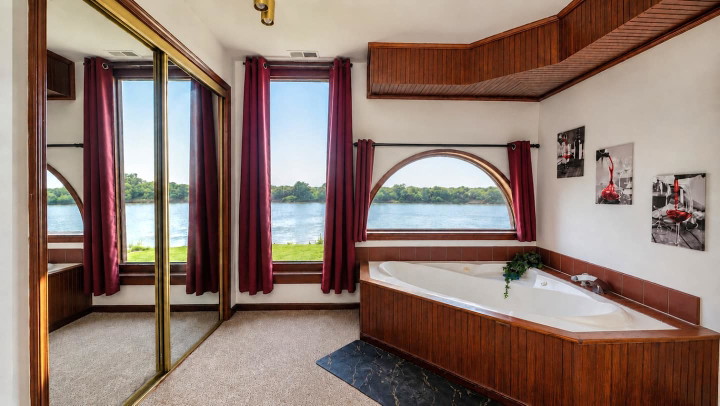 Riverfront 2 Br Jacuzzi Cabin W/ Sunset Balcony - Saint Joseph, MO