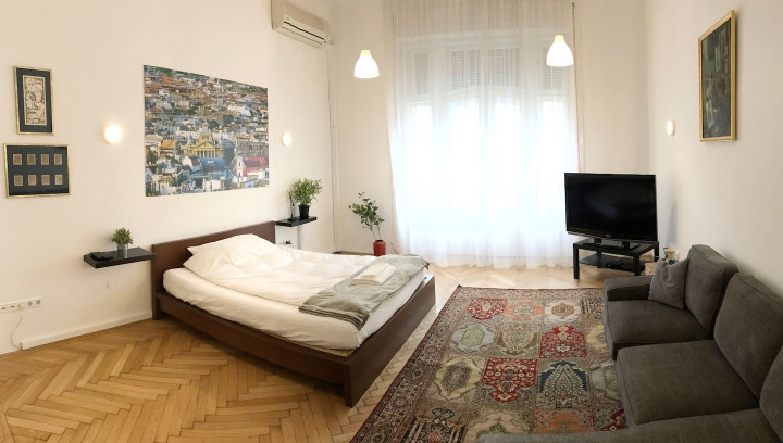 The Charles Bvd Studio With Balcony & Ac - Budapest