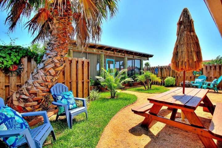 Private Cabana | 5 Min To Beach | Picnic Table - Port Aransas, TX