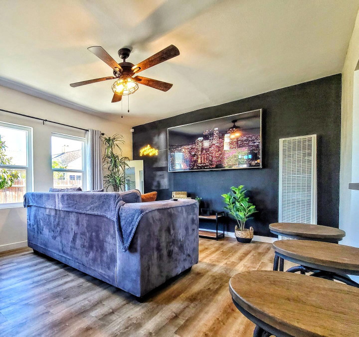 Casa Cali1 | 2br 1b + Sleeps 10 + 70" & 60" Tvs - Compton, CA