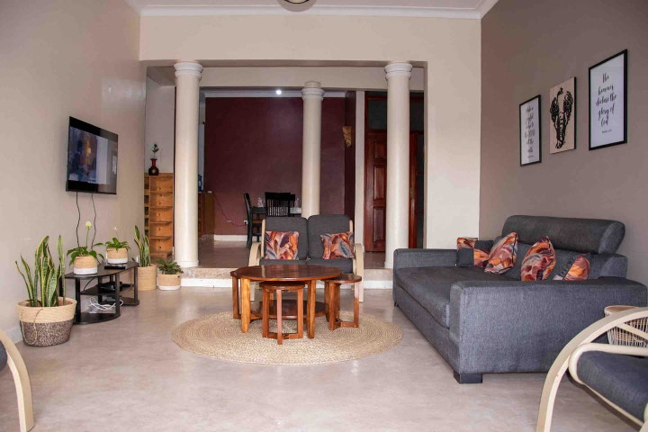 Tranquil Getaway - Spacious And Modern 5br Home - Ouganda