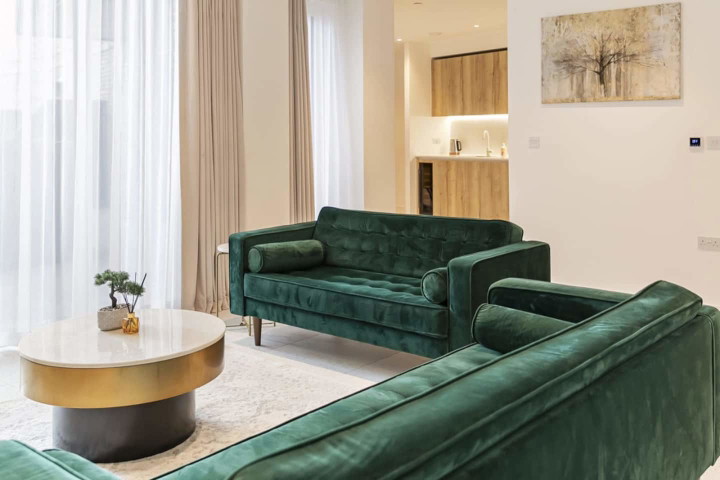Luxury Spacious Flat With Communal Gardens Parking - London