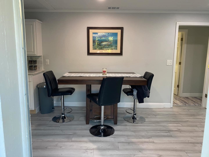 Completely Remodeled 2/1. 3 Min To Beach W/ Dock. - Vero Beach, FL