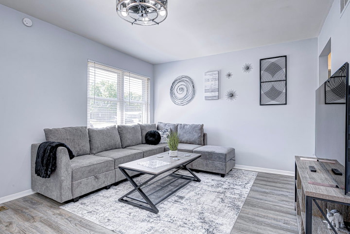 Convenient 2 Bedroom*king Bed* - Greenwood, IN