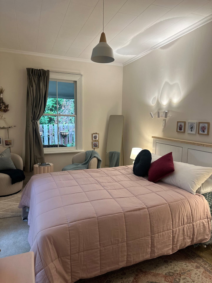 Guest Suite In Farmhouse Bnb - West Coast