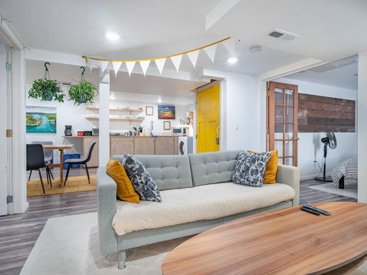 Clean, Bright & Quiet 2 Bed Apt. Pets Welcome! - Portland, OR