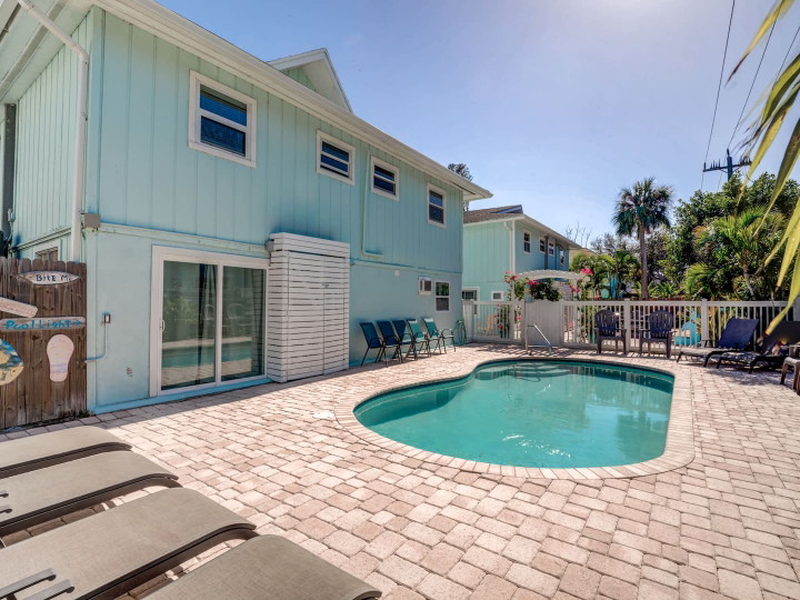 The Manatee - Heated Pool - Dog Friendly - Fort Myers Beach, FL