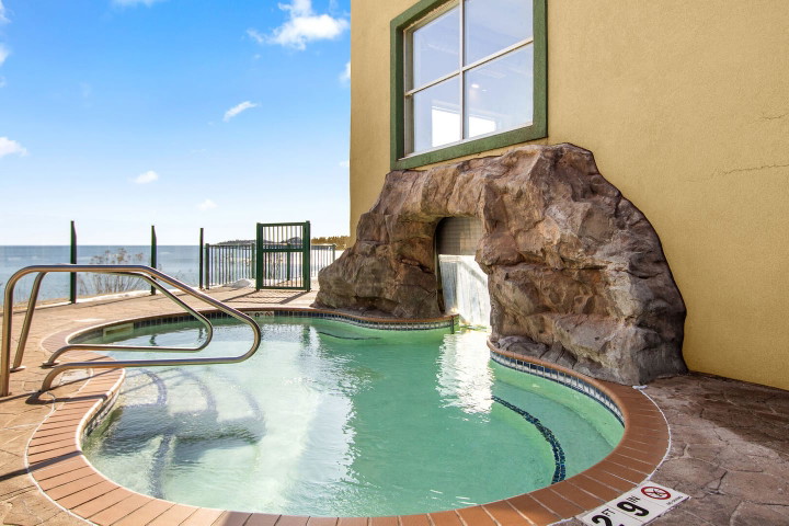 Lakefront Condo: Pool, Hot Tub, Heirloom Vacations - Two Harbors, MN