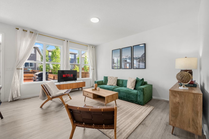 Best Modern 3br | Hot Tub Fire Pit Bbq & 90" Tv - Calgary