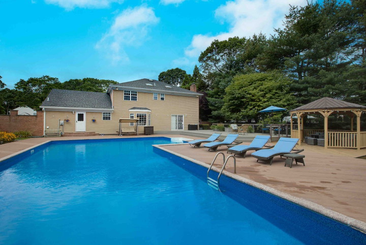 Beach Retreat - Heated Pool, Game Room & Bar - Bellport, NY