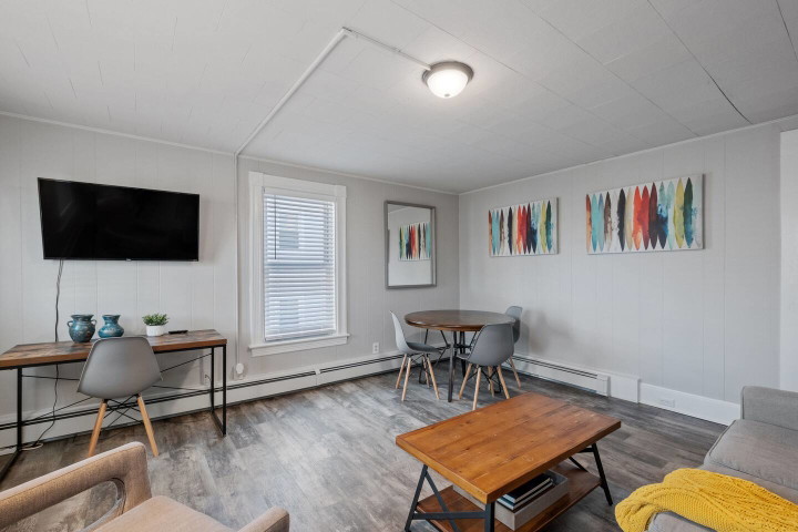 Modern Apt: Private Porch-offstreet Parking - Manchester, NH