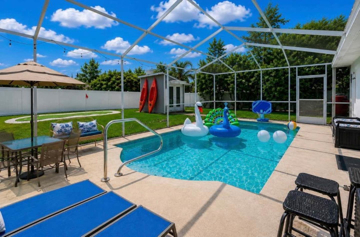 Stunning Nature Coast Heated Salt Pool Getaway - Spring Hill, FL