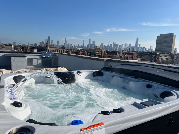 Luxury Condo W/ Hot Tub And Stunning Roof Top Deck - Cicero, IL
