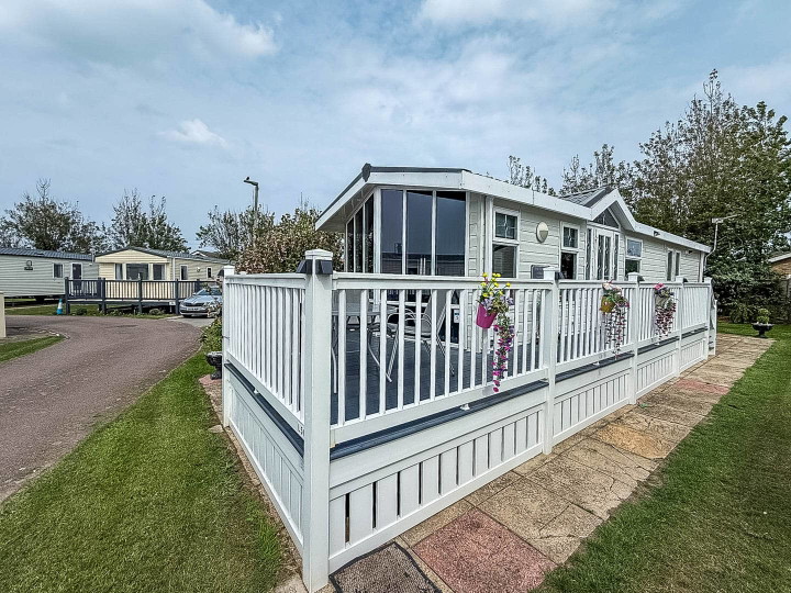 Great 6 Berth Spacious Caravan With Large Outdoor Space Ref 50056l - England