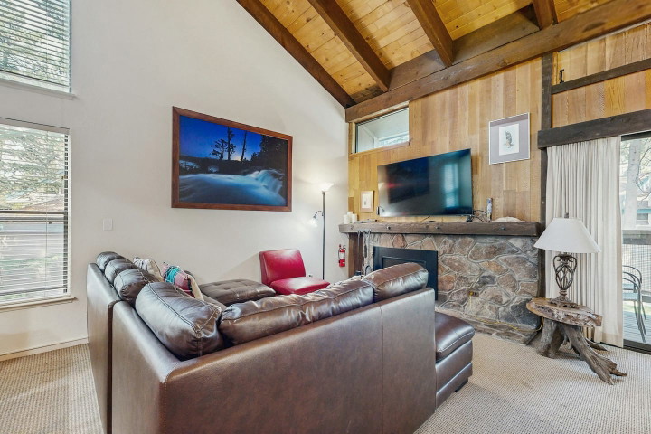 Two Bedroom Townhome W Loft, Private Beach, Pools - Lake Tahoe