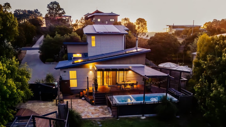 Grass Tree | Heated Pool, Spa, Bath & Fireplace - Coles Bay