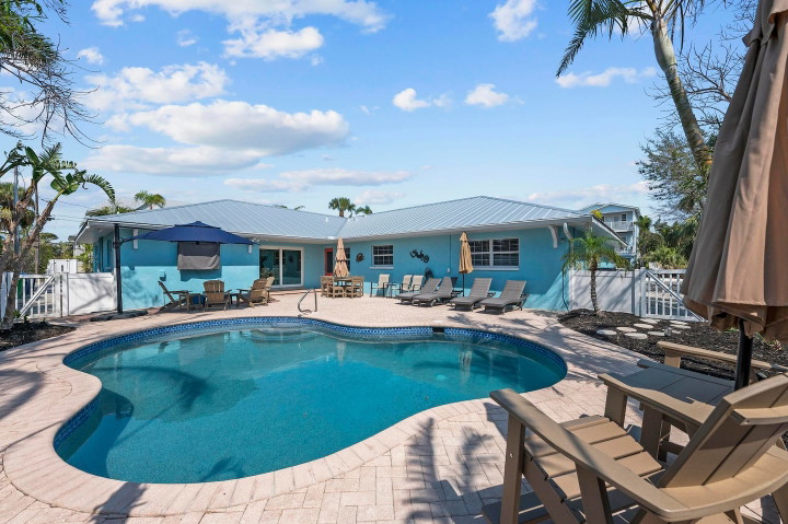 Large Beach House Only 1 Min Walk To The Beach - Anna Maria, FL