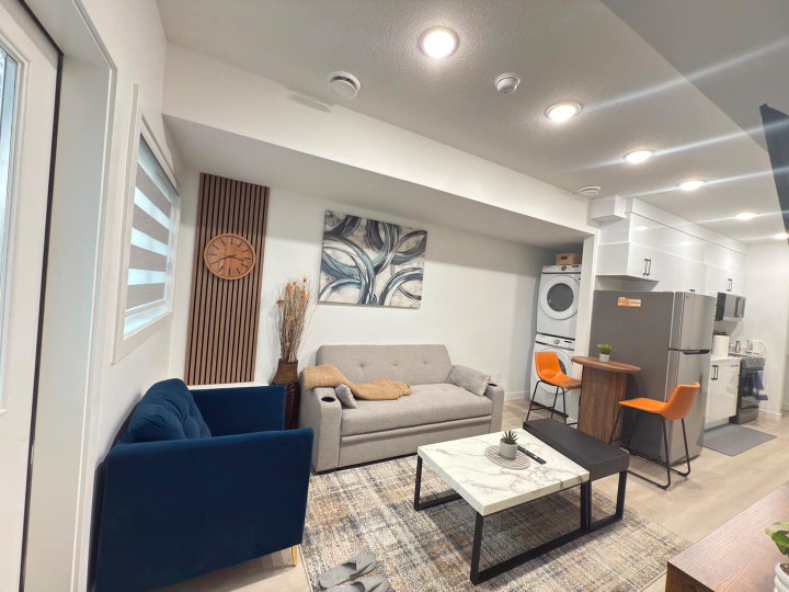 New Walkout Basement, With Quick Access To Wem. - Saint Albert