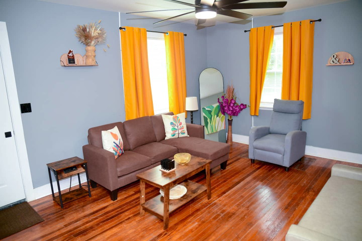 Downtown Montgomery Townhouse/sleeps 6 +Parking - Montgomery, AL