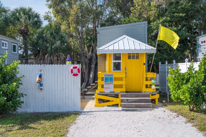 Tiny House Yellow Lifeguard Stand- Pet Friendly - Venice, FL