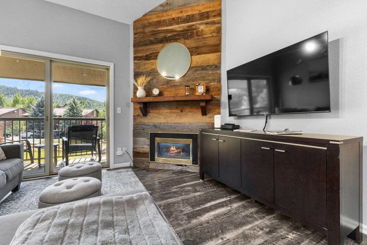 Hot Tubs, Pool, Outdoor Fireplace, On Free Bus Route - 2 Bedroom + Loft & Den + Ezcancel - Steamboat Springs