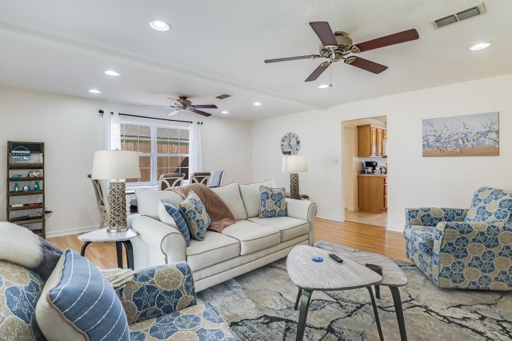 Cozy Cottage Near Beach Sleeps 9 - Biloxi, MS