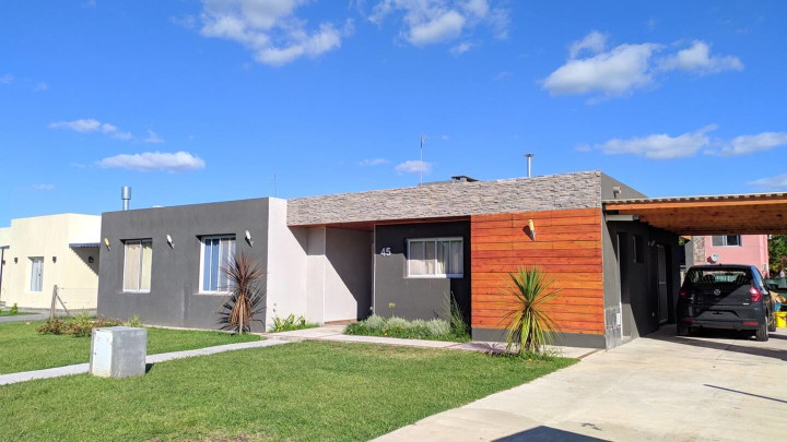 Spacious House In A Gated Community - Luján