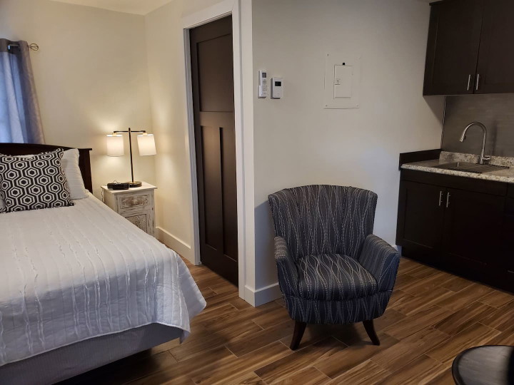 Downtown Beautiful Remodeled Studio Apartment Plus - Black River Falls, WI