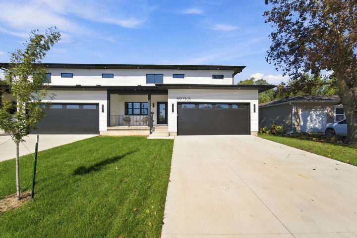 New 4br Retreat | Walk To Uni | Sleeps 12 - Waterloo, IA