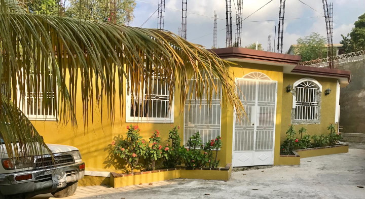 Large Gated House In Port-au-prince Haiti - ハイチ