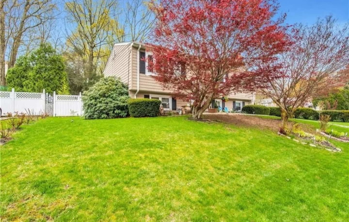 Beautiful Bunker Hill Home With Gym And Yard! - Waterbury, CT