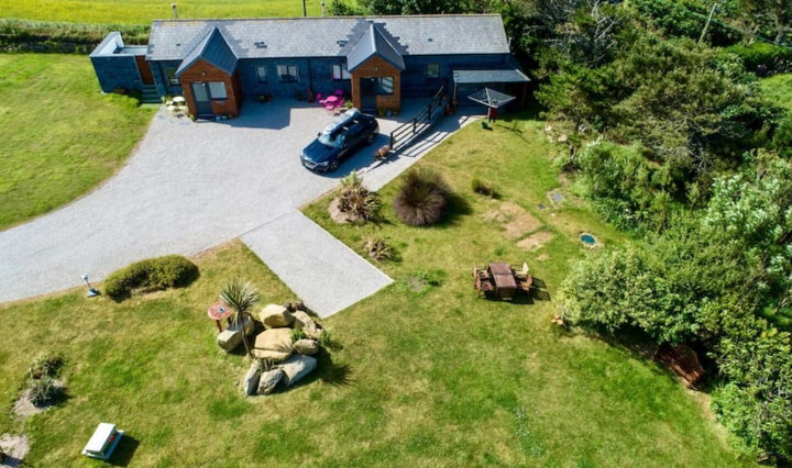 4 Bed Cottage, Sleeps 8, Hot-tub, Private Garden. - Sennen