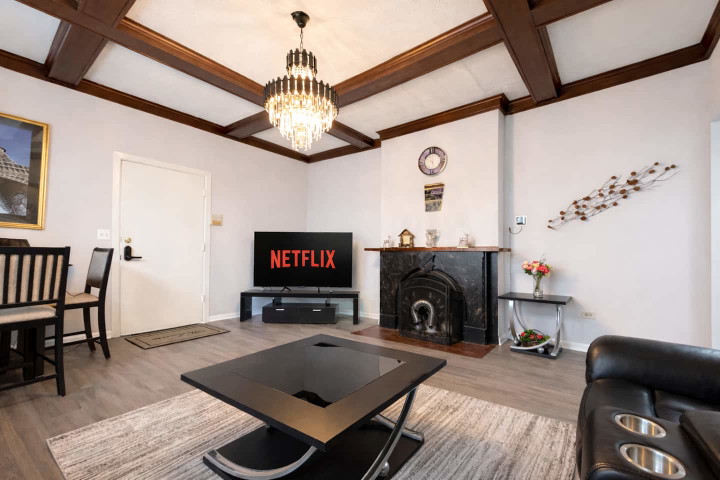 Updated Historic Home | 10 Min To Navy Base - Waukegan, IL