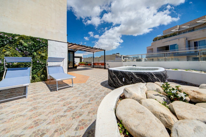 Penthouse Escape: Views, Jacuzzi & Bbq - Malta