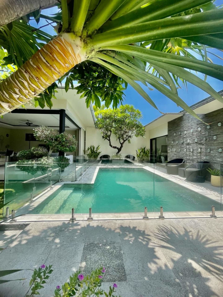 Villa Moderne Sous Les Tropiques Avec Piscine En Verre Et Clôture à Seminyak - Kuta