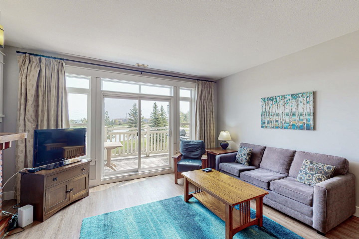 Golf-side Retreat: Hot Tub + Blue Mountain Views - Thornbury