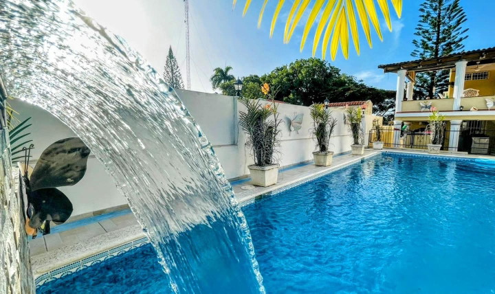 Paradis Charmant Avec Piscine. - Dominique