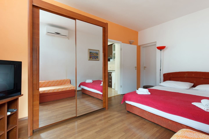 Cozy Apartment Ivarossa Retreat In Peaceful Island - Arbanija