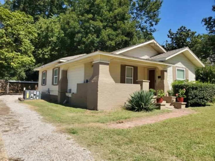 Charming Updated Older Home. Tastefully Furnished. - Jonesboro, AR