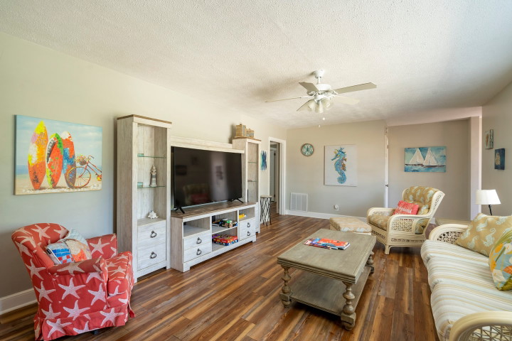 Fully Fenced In Backyard, 1 Block To The Beach - South Carolina