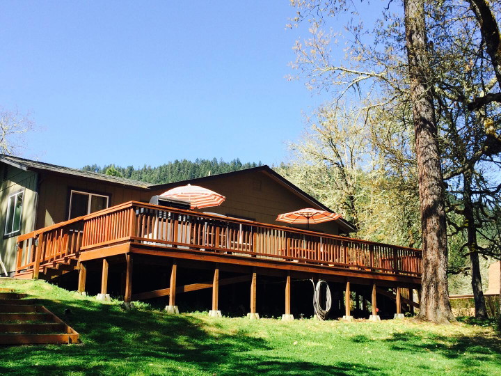 Peaceful Rogue Riverfront Home On 3 Acres - Oregon