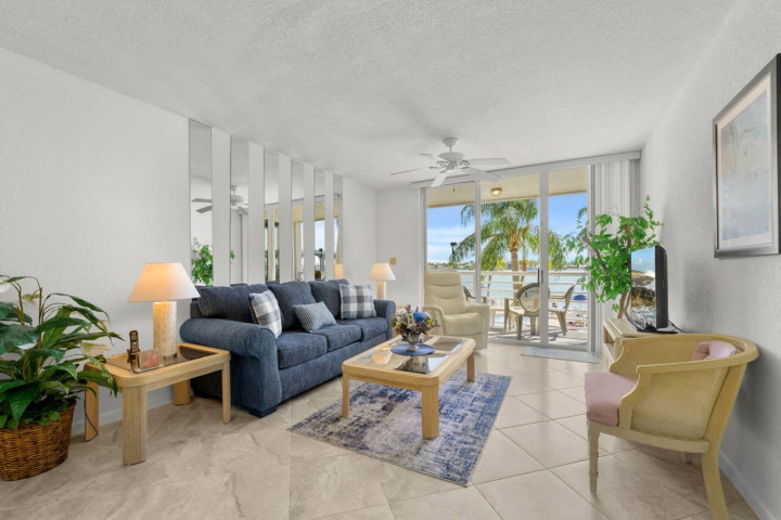 St Pete Isla Bahia Vista 8-212 2/2 Corner Unit - St. Petersburg, FL