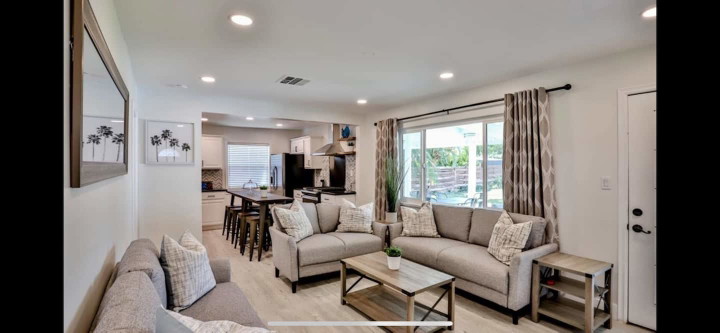 5 Bedroom 2 Bath Full Kitchen House In Riversid2 - Jurupa Valley, CA