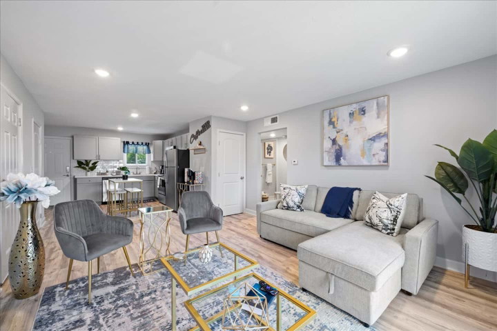 Stylish 2br Apt | Balcony | Full Kitchen & Wi-fi - Shawnee, KS