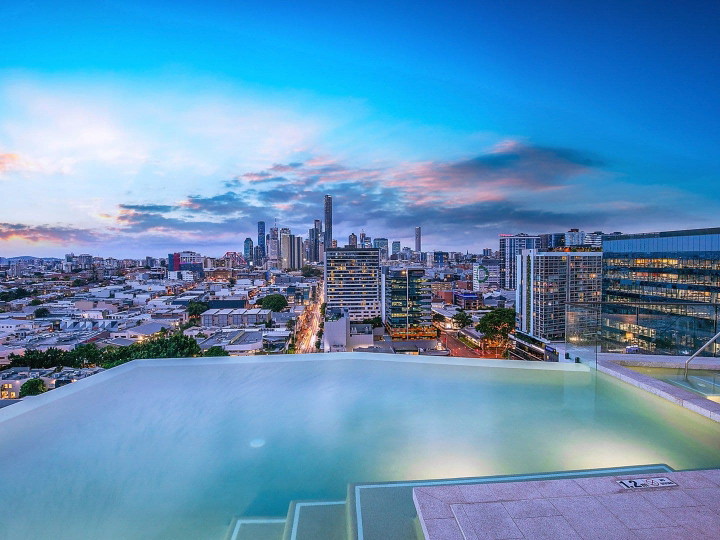 Walk To James St ~ Luxe Apt W/ Parking, Gym & Pool - Newstead