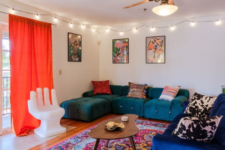 Walk To Lake Eola 2 Br Balcony Apt + Free Parking - Orlando, FL