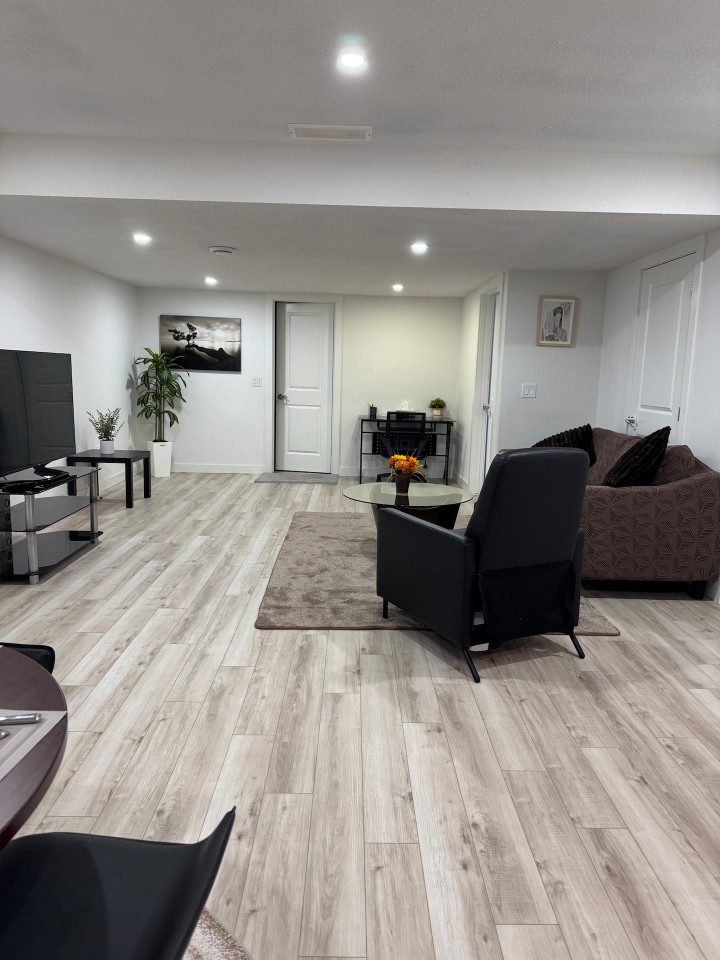 Cozy Private Basement Suite In Nw Calgary - Calgary
